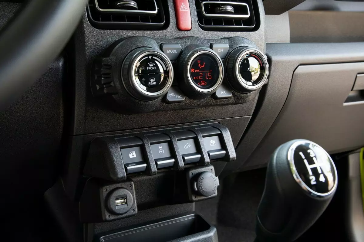 Suzuki Jimny: 1,4 million de roubles pour la nouvelle conception et l'essence AI-95 24715_2