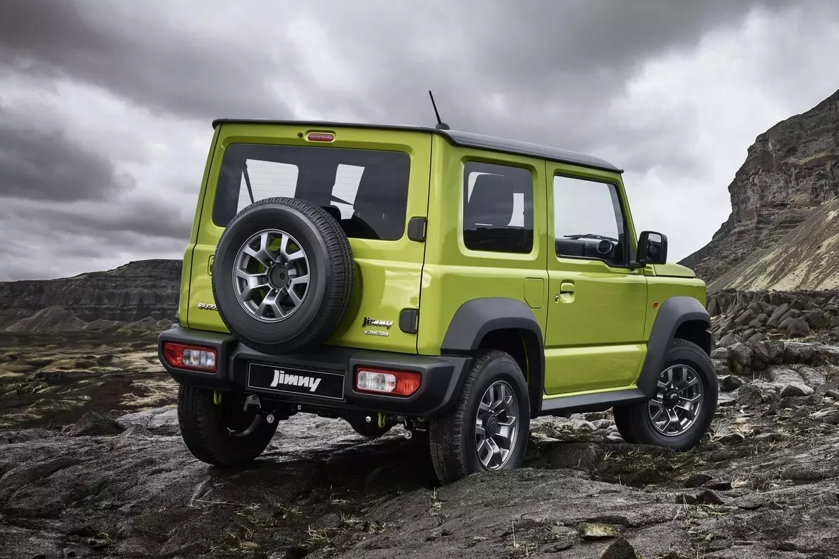 Suzuki Jimny: 1,4 million de roubles pour la nouvelle conception et l'essence AI-95 24715_4