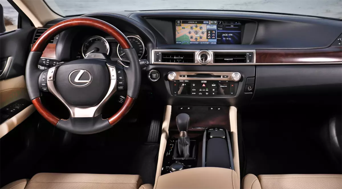 Lexus- ը նվազեցնում է ռուսական մոդելի միջակայքը 24741_9