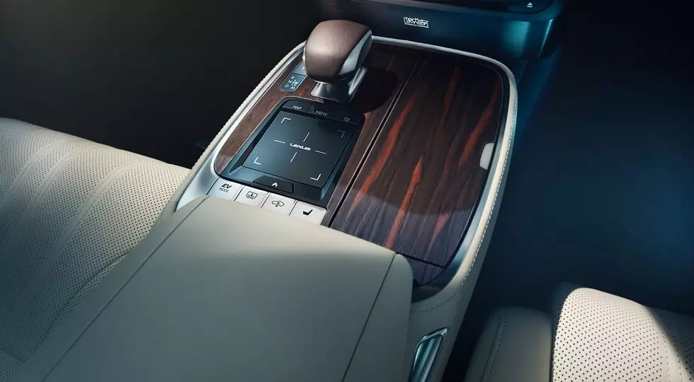 Lexus LS 신세대의 러시아 가격은 발표되었습니다 24834_9