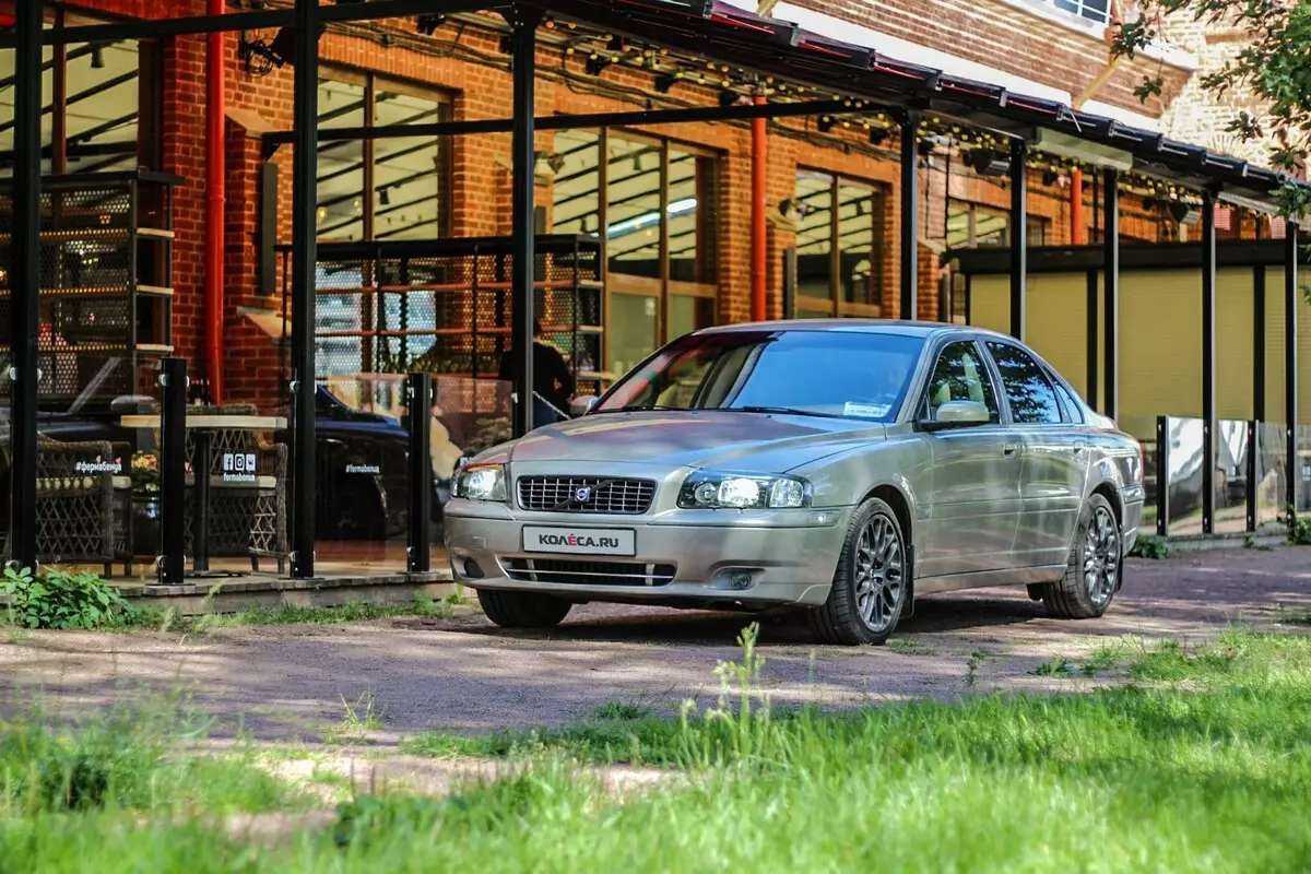 Volvo-S80-U-Terraza, en frente