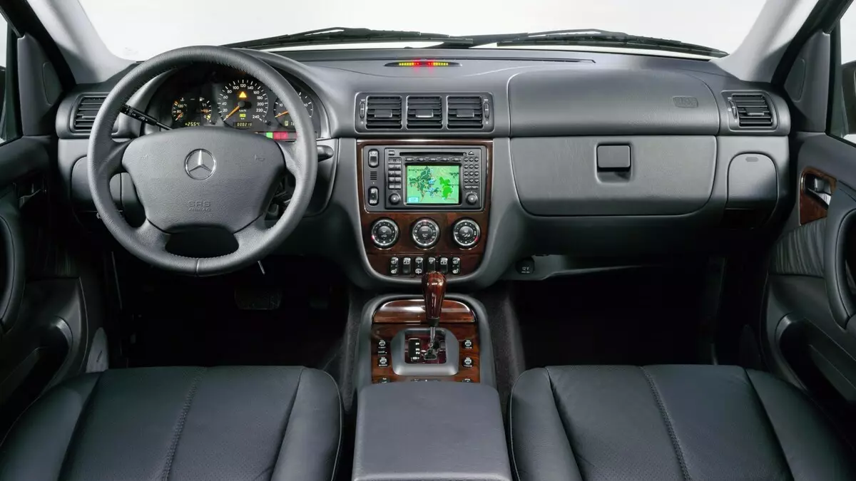 Suratda: Mercedes-Benz ML 500 (W163) ning ichki qismi 2001-05