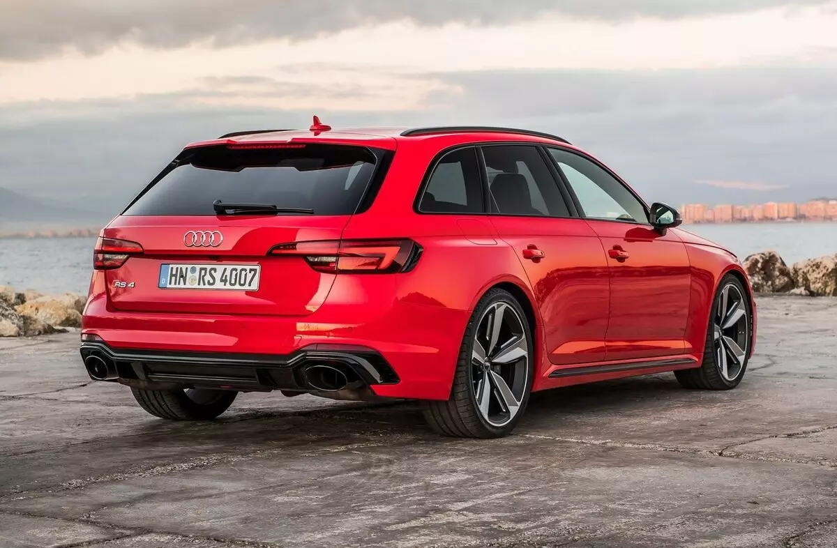 Audi Rs4 Avant ၏ပထမဆုံးစမ်းသပ်မှုများ - ကုန်အမှတ်တံဆိပ်သားရေရှိသော်လည်း Ergonomics 24963_2