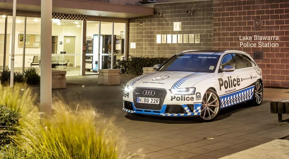 Audi RS4 est entré dans la police 24966_4