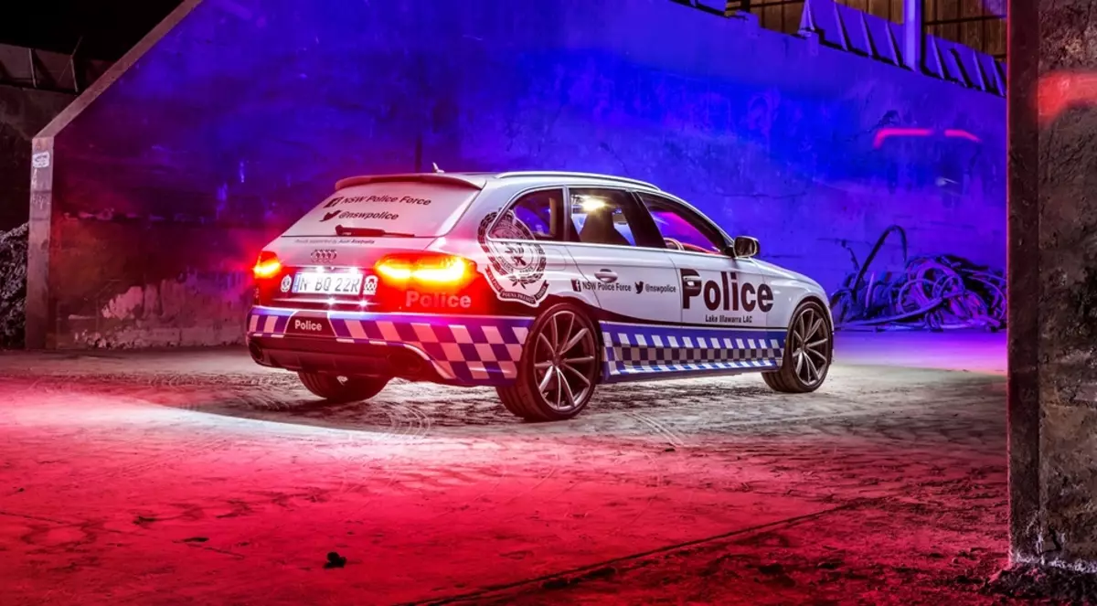 Audi RS4 est entré dans la police 24966_6