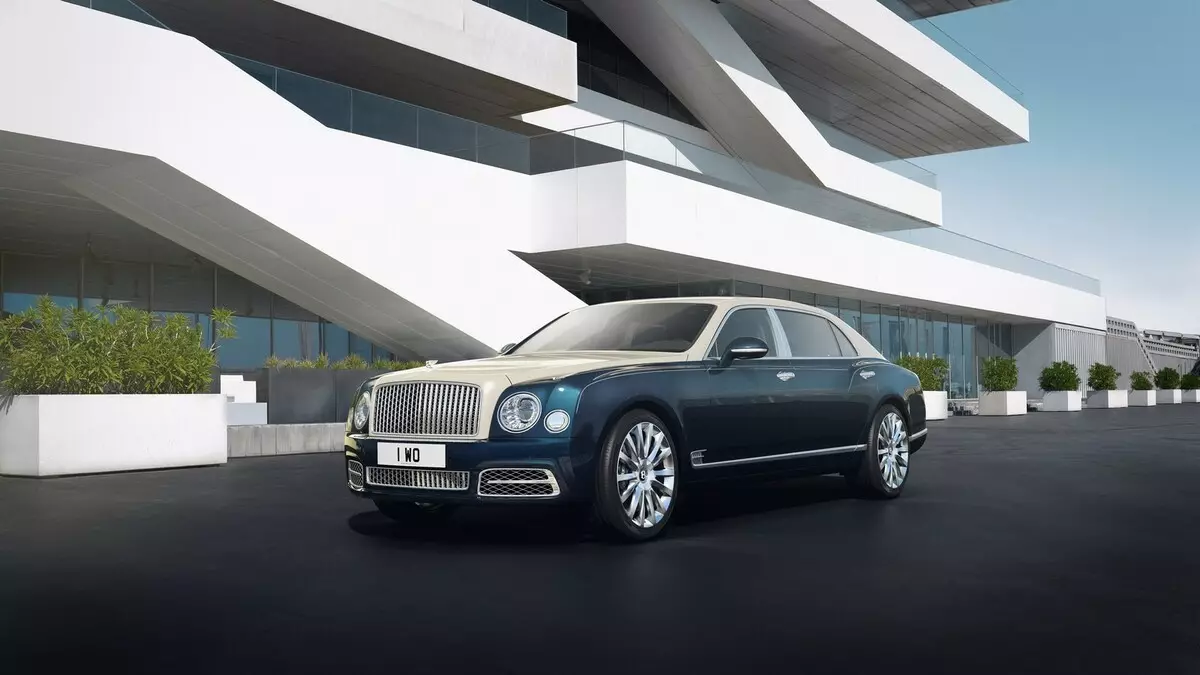 Flagship Bentley ստացել է ոսկե զարդարանք 24974_1