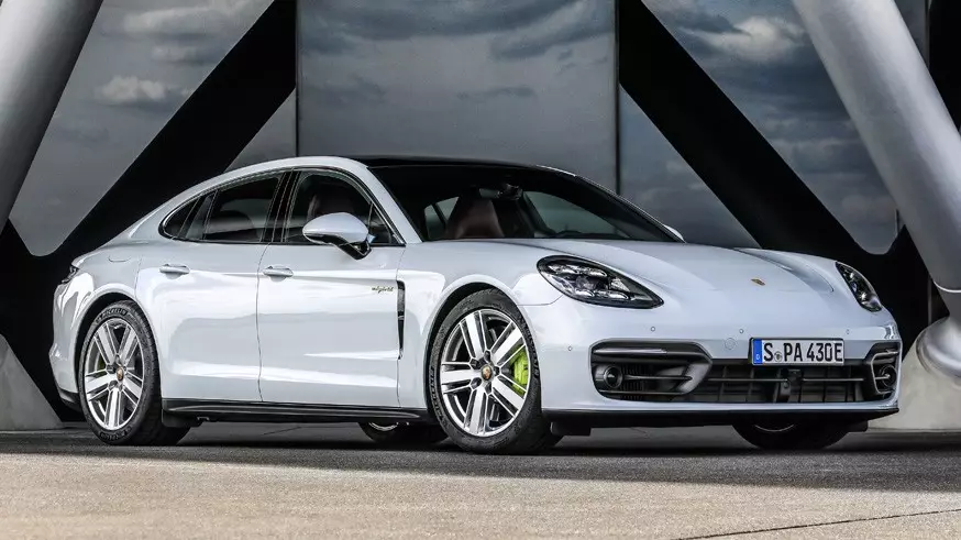 Саяхан шинэчлэгдсэн Porsche Panamera Panamera бүр илүү хүчтэй 