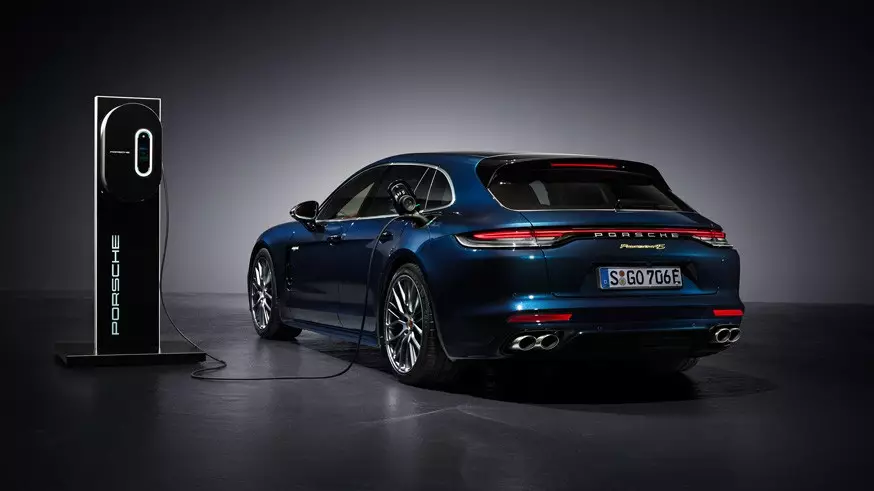 Porsche dihargai Panamera 