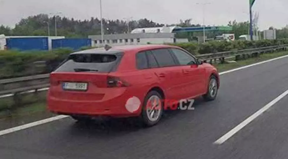 Glúin nua Skoda Octavia: Optics ceithre-cháil san am atá thart, trunk - níos mó 25021_3