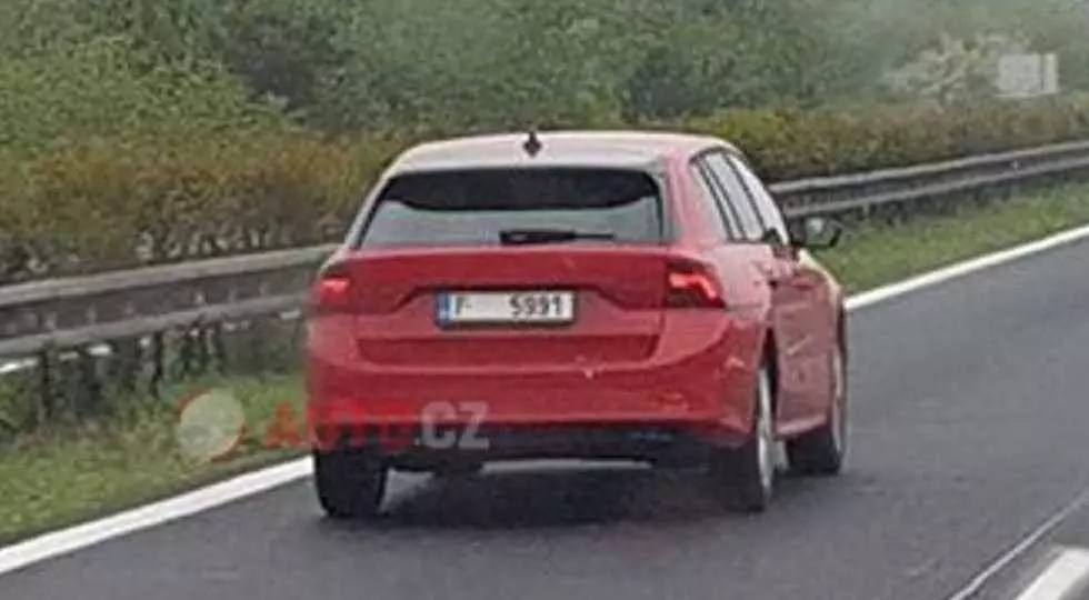 Skoda Octavia Belaunaldi Berria: Iraganean lau buru optika, enborra - gehiago 25021_4