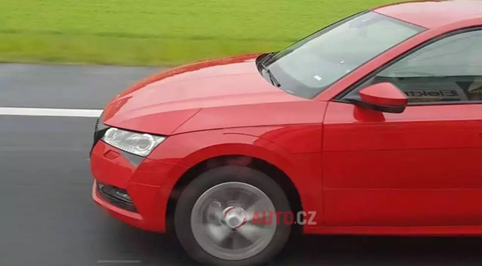 Skoda Octavia Belaunaldi Berria: Iraganean lau buru optika, enborra - gehiago 25021_5