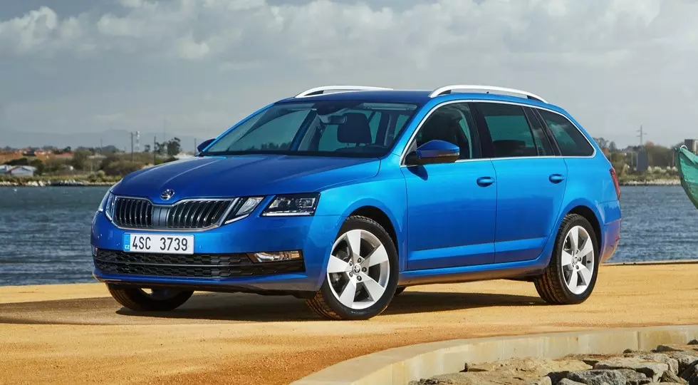 Škoda Octavia Nová generácia: štvorhlavná optika v minulosti, trup - viac 25021_6