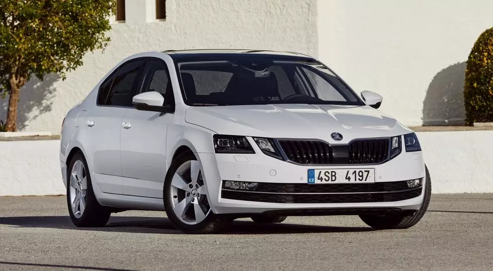 Glúin nua Skoda Octavia: Optics ceithre-cháil san am atá thart, trunk - níos mó 25021_8