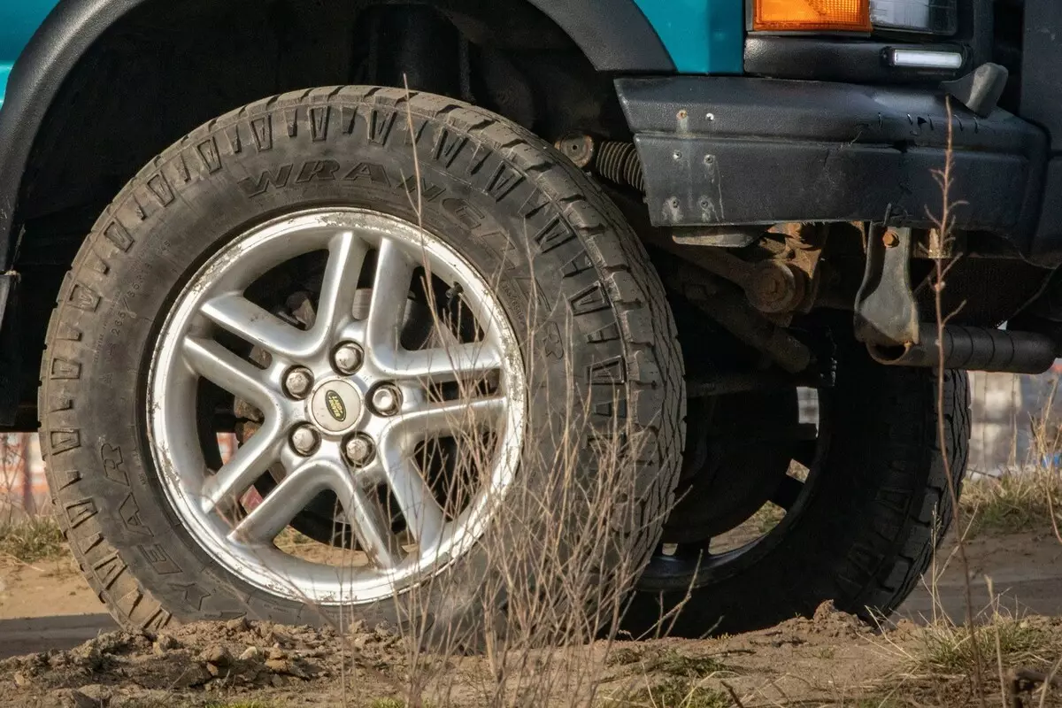 Land Rover Discovery 2 su rida: kančia su hidraulika, užduoti rankovėmis ir atspariu dyzelinu 25169_1