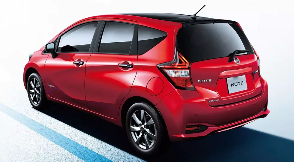Nissan Note အသစ်၏အသွင်အပြင်ကို Premiere မှထုတ်ဖော်ပြောဆိုသည်။ ဆွေမျိုးများအကြား 