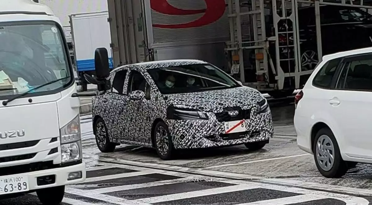 Nissan Probas Nova Nota: o modelo transfórmase, pero non se ven con portas deslizantes 25234_1