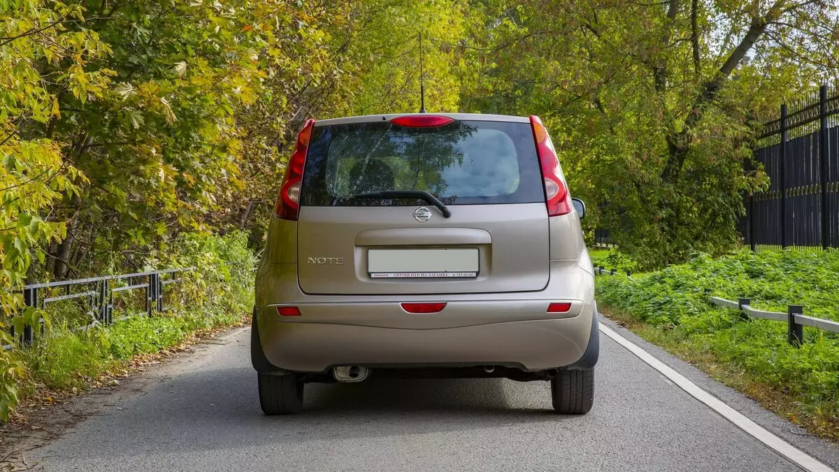 Nissan Nota con quilometraxe: Corpo, Salón, Electricista 25237_3