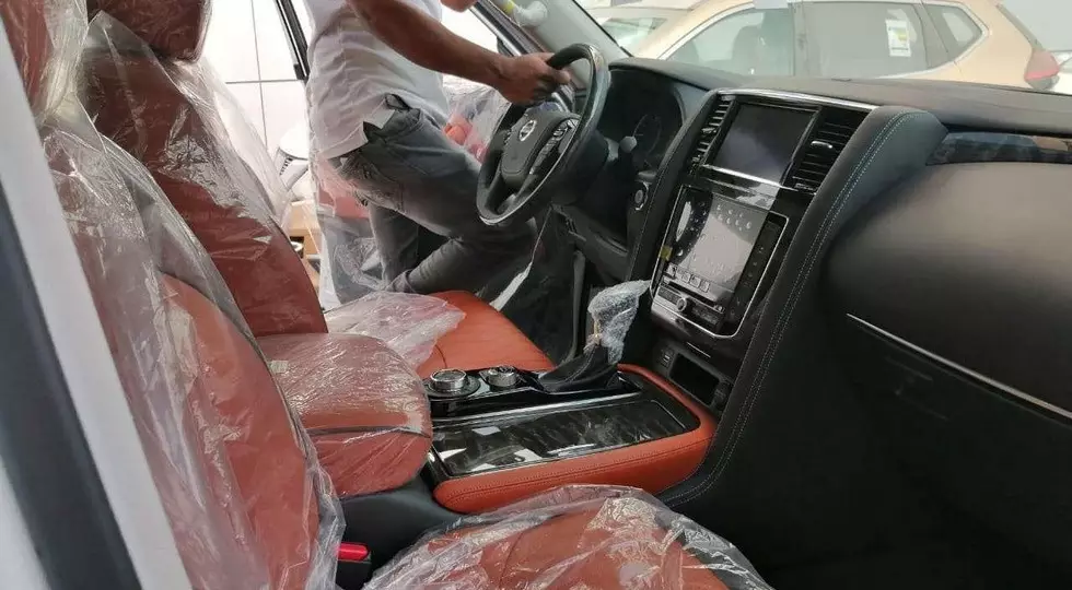 Aktualisierte Nissan Patrol: Salon erwies sich als kühler als der Premium Infiniti QX80 25259_2
