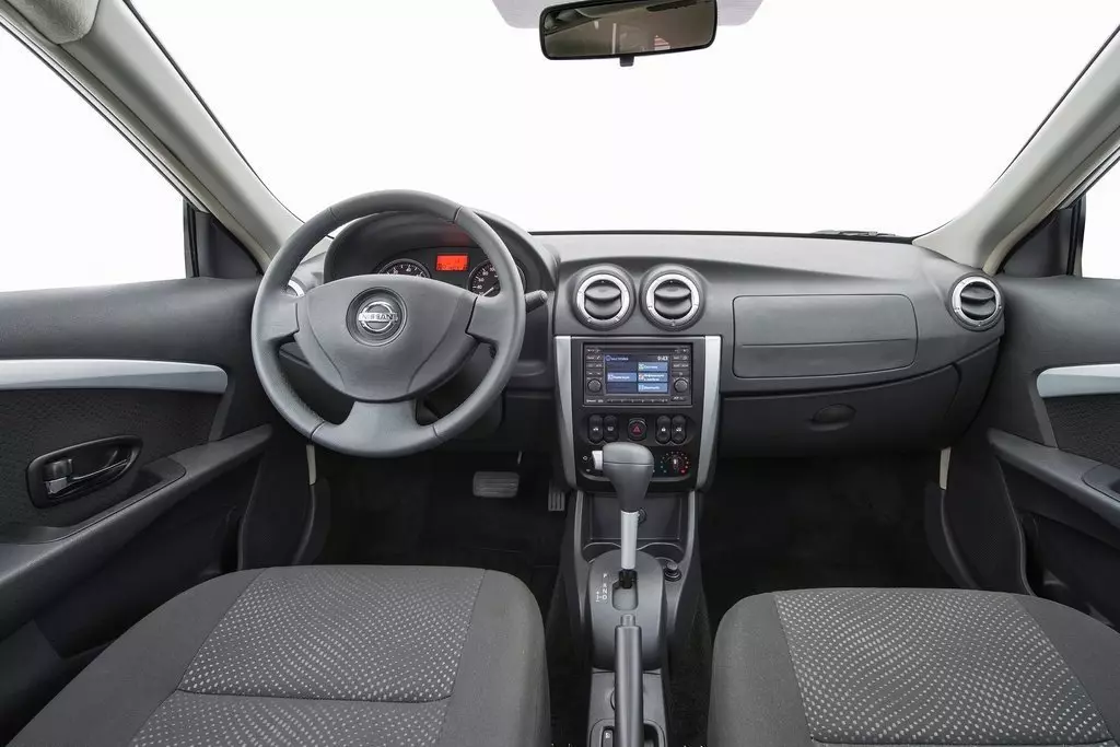 Интерьер Nissan Almera 2012