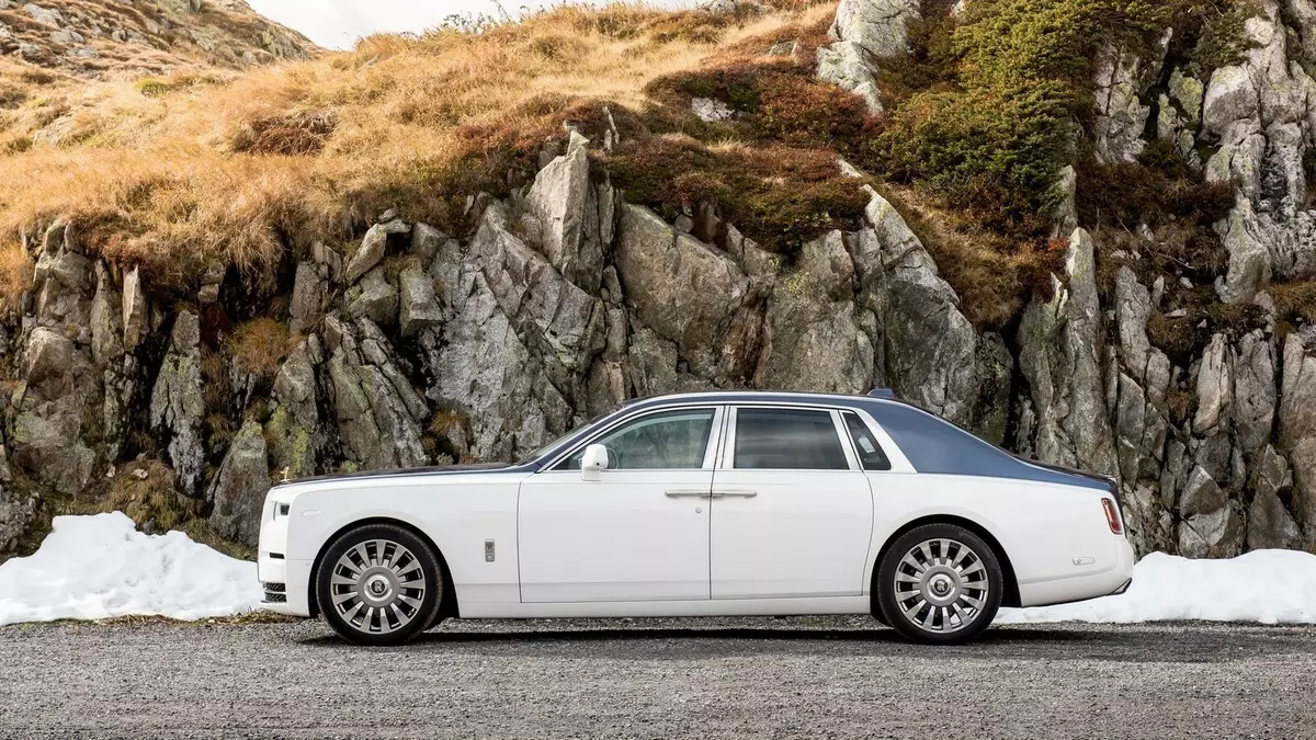 New Rolls-Royce Phantom presinteare yn Sint-Petersburch 25489_2