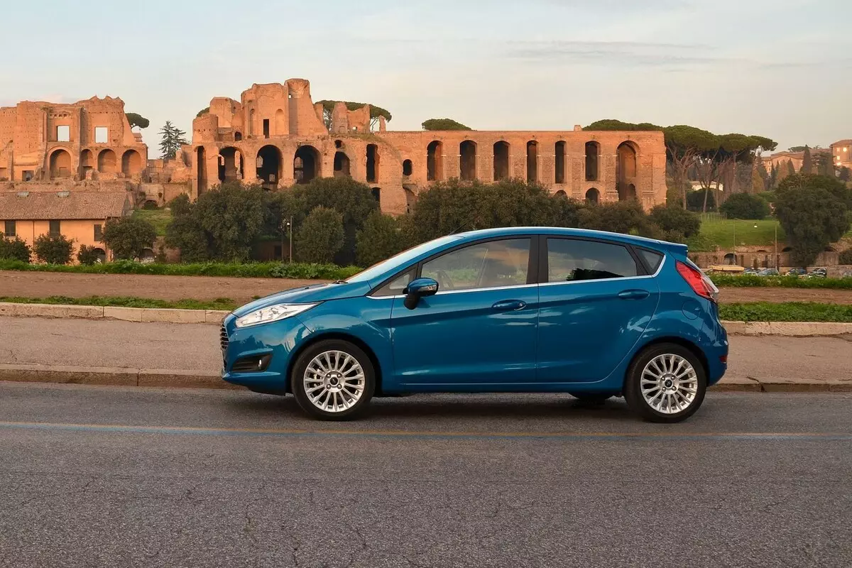 Ford fiesta mk6: avantages et inconvénients, vaut-il la peine 25502_4