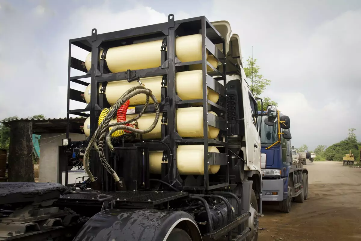 भारी ट्रक, वैकल्पिक ईंधन के लिए सीएनजी / एनजीवी गैस टैंक