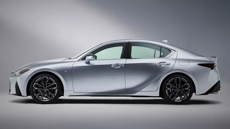 Lexus adalah generasi baru: Suspensi diselesaikan, dan platform dan motor tidak menyentuh 25733_7