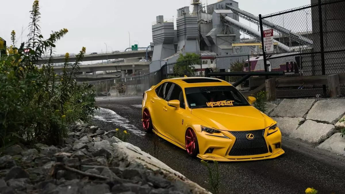Fashionable verdict: Lexus IS tried out the yellow costume 25738_2