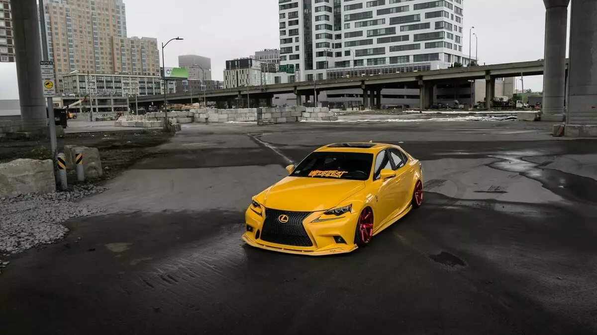 Fashionable verdict: Lexus IS tried out the yellow costume 25738_3