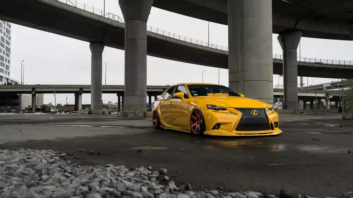 Fashionable verdict: Lexus IS tried out the yellow costume 25738_4