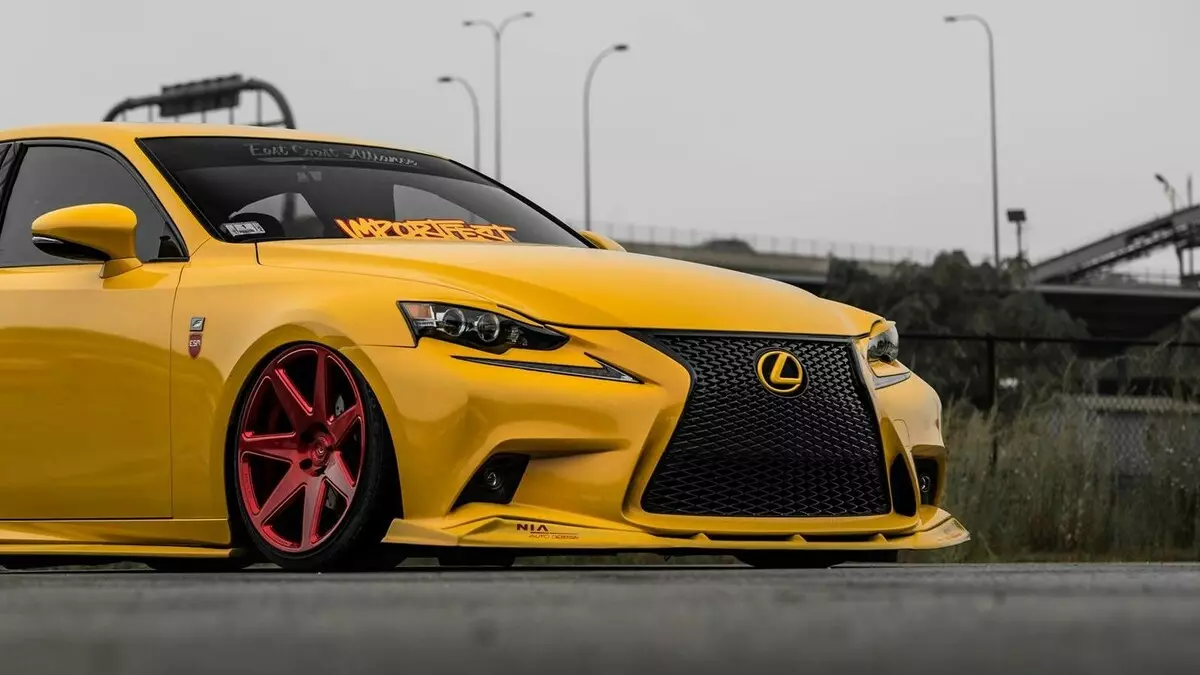 Fashionable verdict: Lexus IS tried out the yellow costume 25738_8