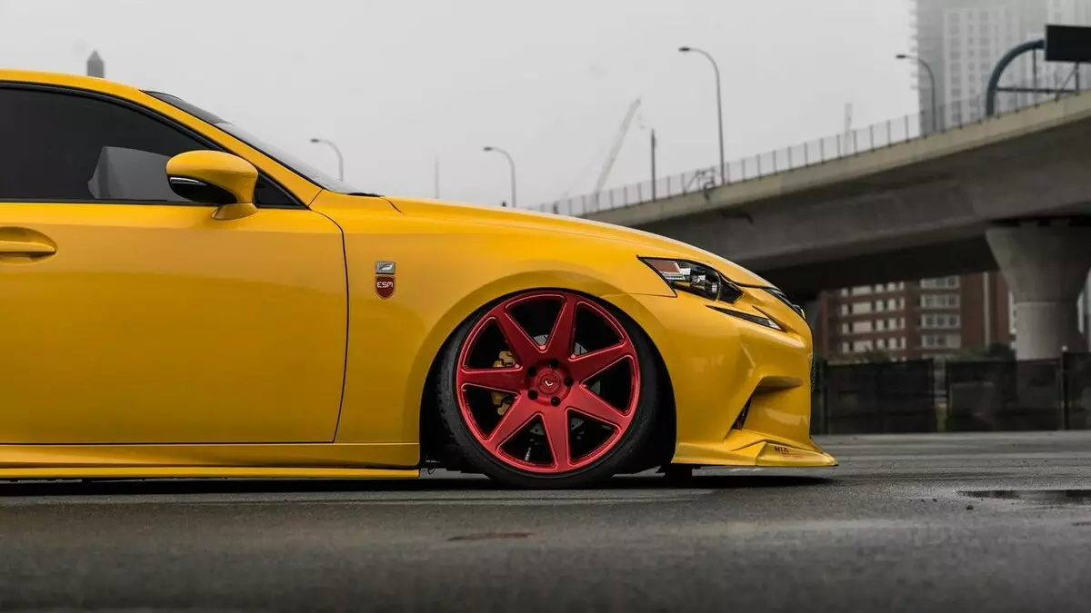 Fashionable verdict: Lexus IS tried out the yellow costume 25738_9