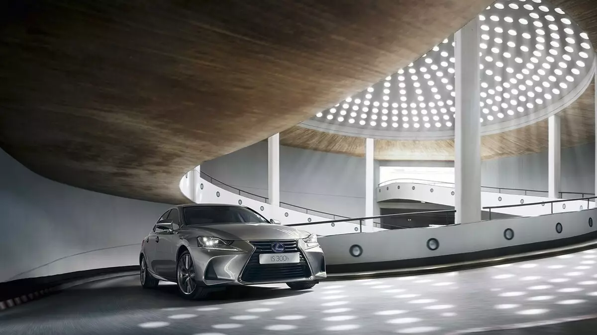 بدأت تلقي أوامر على Lexus المحدث هو 25740_1