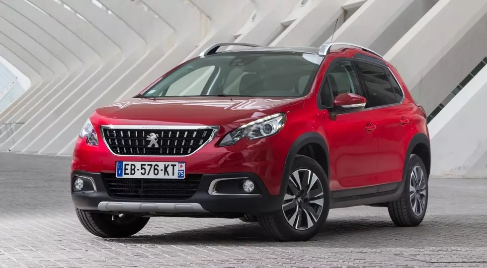 Ang nabag-o nga crossover Peugeot 2008 nakaabut sa Russia. Ang mga presyo nailhan. 25885_1