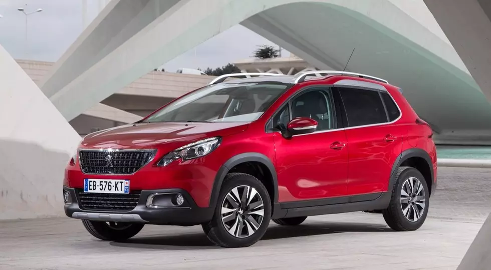 El reticulación renovada Peugeot 2008 llegó a Rusia. Los precios son conocidos. 25885_2