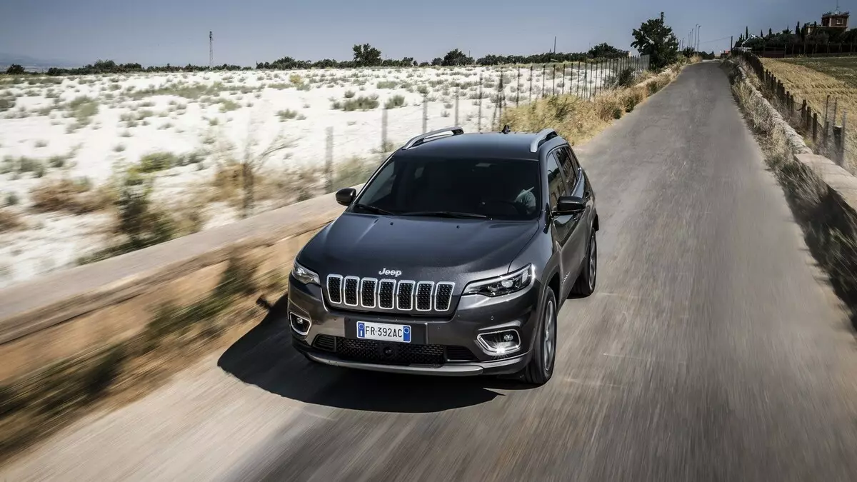 Nieuwe Jeep Cherokee op de baan