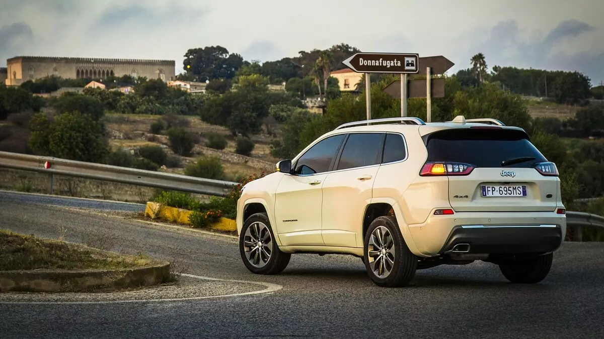 Nieuwe Jeep Cherokee achter