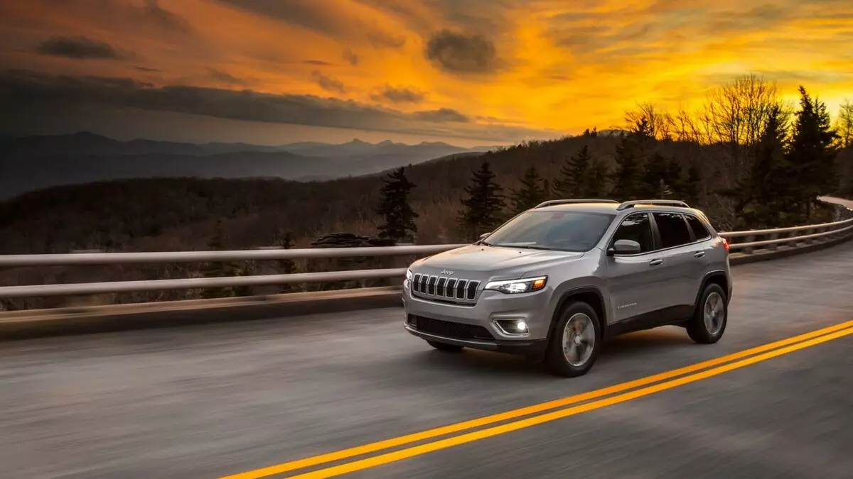 Jeep actualitzat Cherokee va perdre una imatge inusual 25950_1