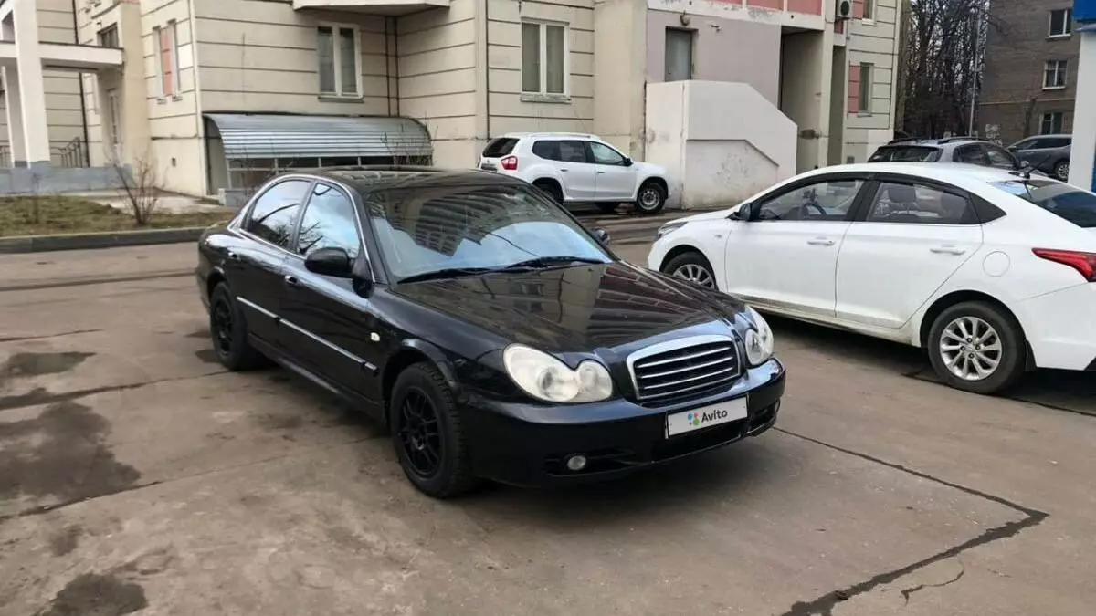 Kodi ndikofunikira kugula Hyundai Sotata kwa ma ruble 300,000 26025_10