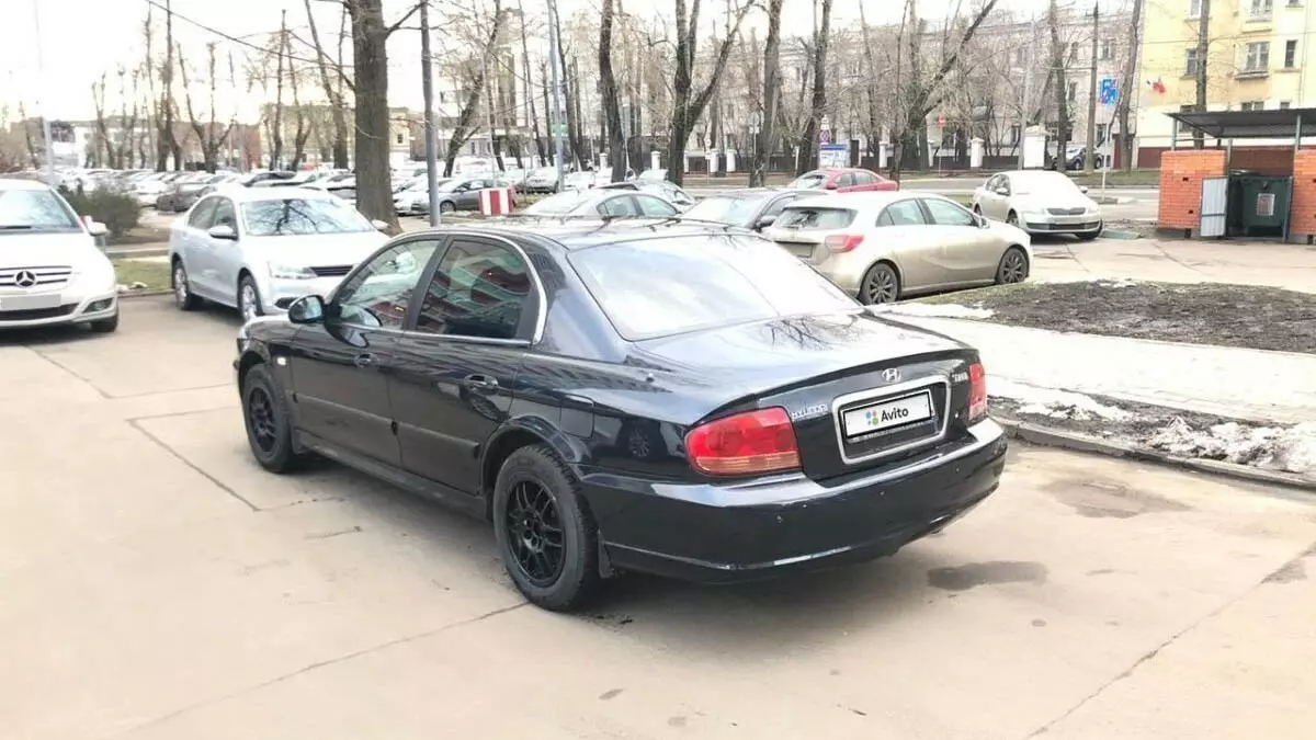 A yw'n werth prynu Sonata Hyundai am 300 mil o rubles 26025_11