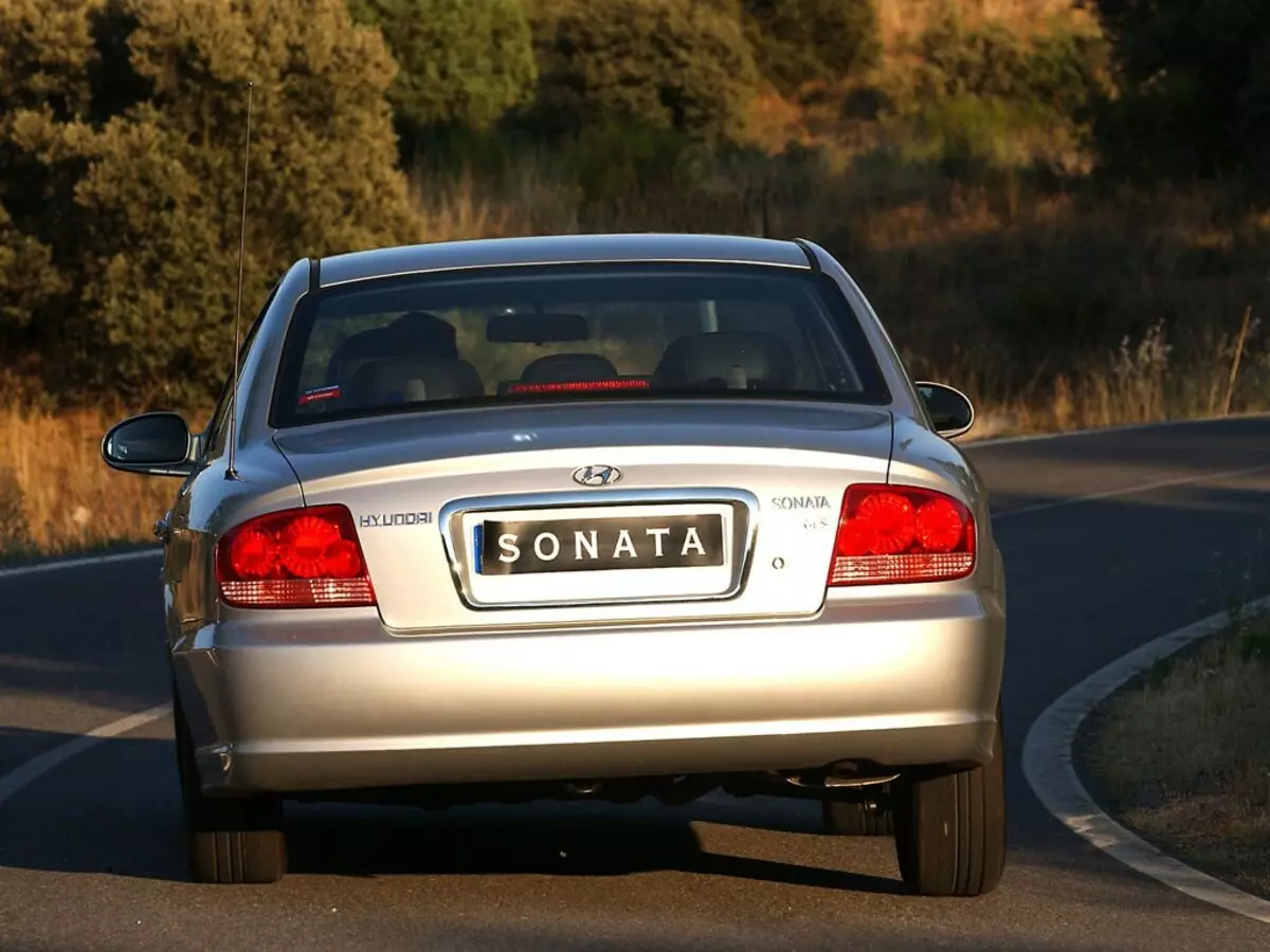 Kodi ndikofunikira kugula Hyundai Sotata kwa ma ruble 300,000 26025_7