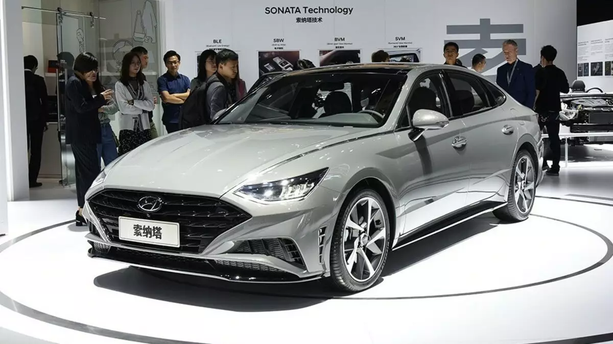 Sonata Hyundai Newydd: Fersiwn estynedig gyda thu mewn gwell 26026_10