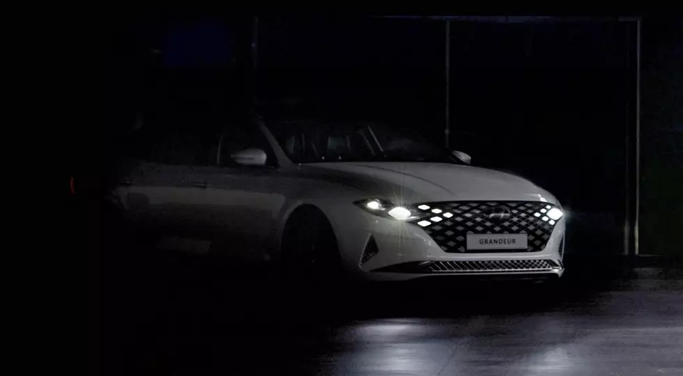 Ažurirano Hyundai Grandeur: limuzina je postala još više i sada je skrivao DRL 26062_2