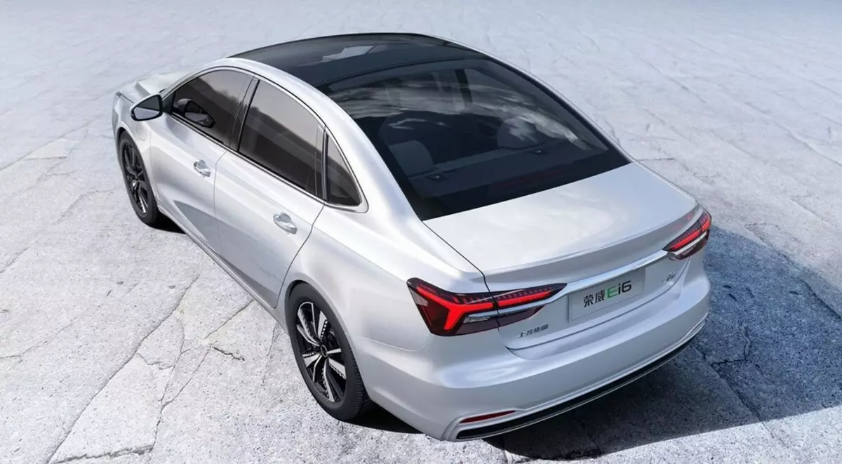 Конкуренция vw JetTa һәм Roewe'тан Ниссан Сентра: Яңа күренеш һәм гаиләдә тулыландыру 26202_9