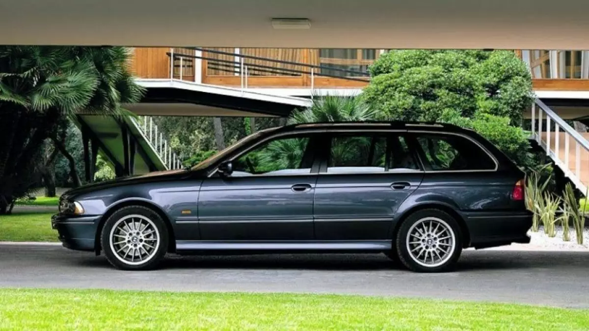 Vítima do amor da xente: paga a pena mercar unha serie de BMW 5 E39 por 500 mil rublos 26224_5