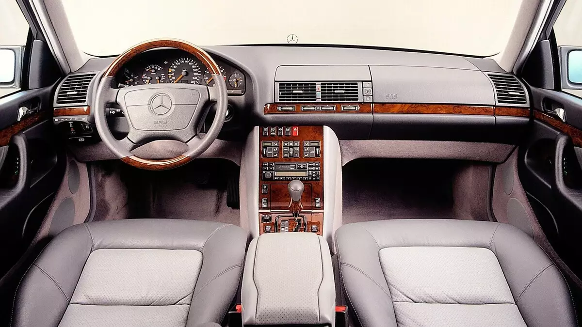 ໃນຮູບຖ່າຍ: Mercedes-Benz S-class limousine (W140) '1991-98
