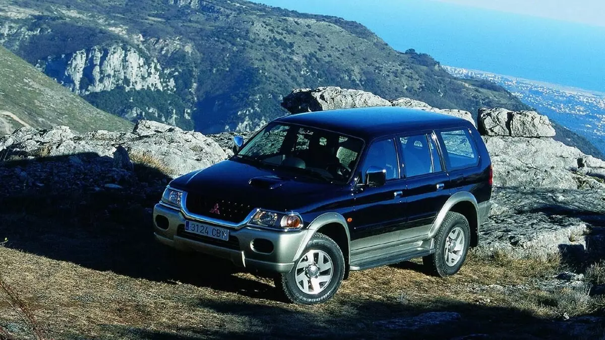 ໃນຮູບຖ່າຍ: Mitsubishi Pajero Sports '1999-2005