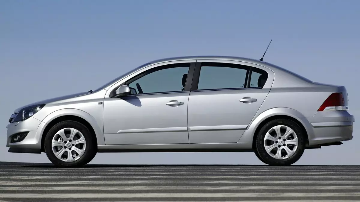 På billedet: Opel Astra Sedan (H) '2007-14