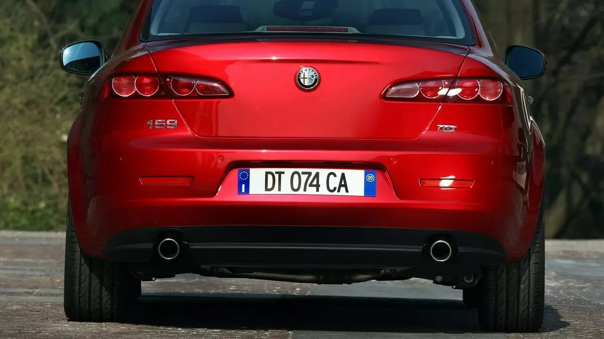 在照片中：Alfa Romeo 159'2008-11