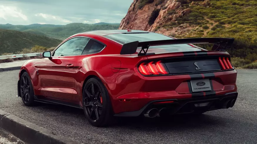 Captura Dodge Challenger: Ford Mustang encara pot obtenir tracció a les quatre rodes 26345_2